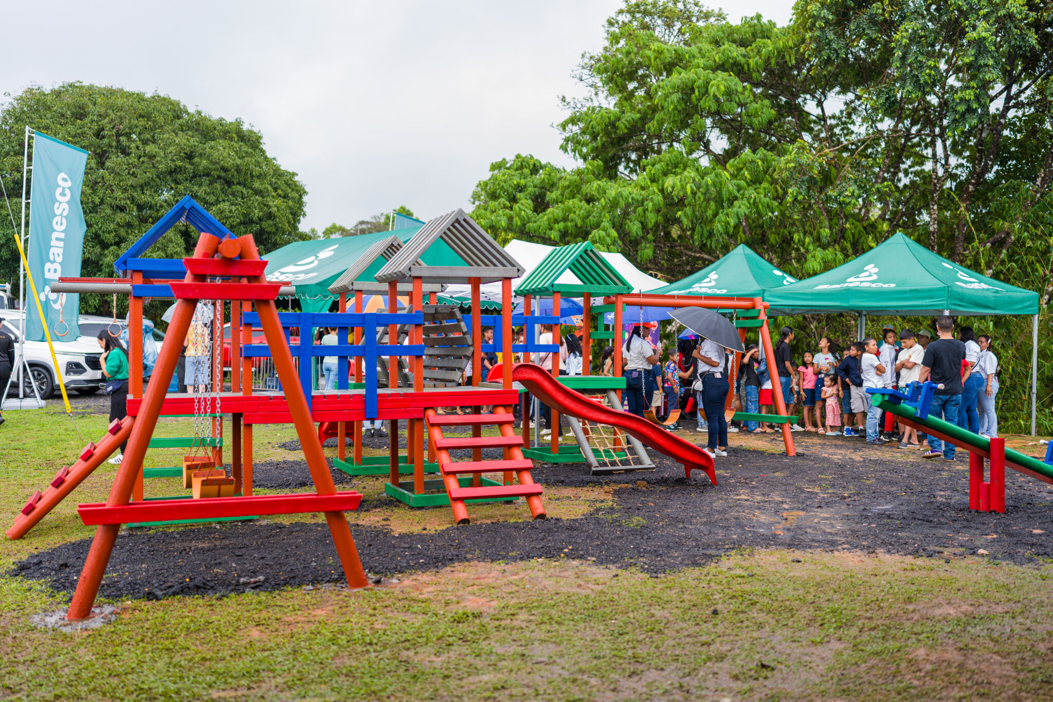 Banesco Panamá inaugura en Colón su cuarto Parque de Amor, construido ...